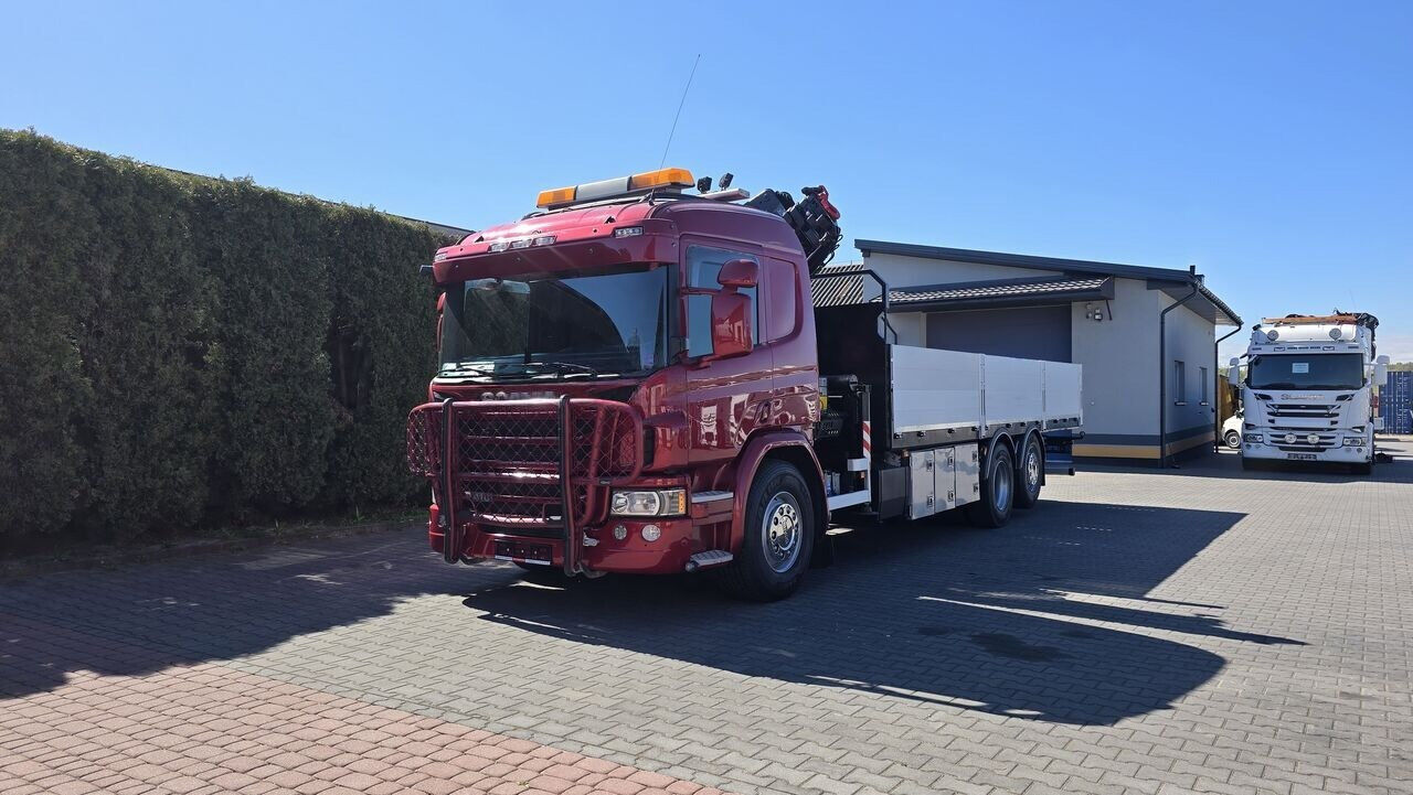 Scania P410 flatbed truck + Crane kamion s ravnom platformom