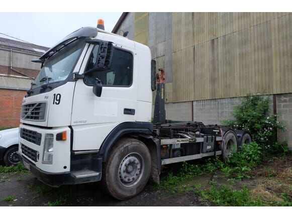 Prodaje se Volvo FMFH 440 rol kiper sa kukom na aukciji