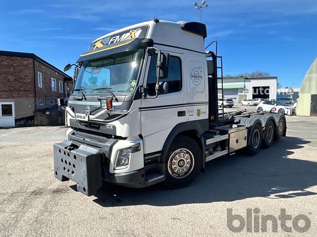 Prodaje se Volvo FMX 8*4 540 rol kiper sa kukom na aukciji