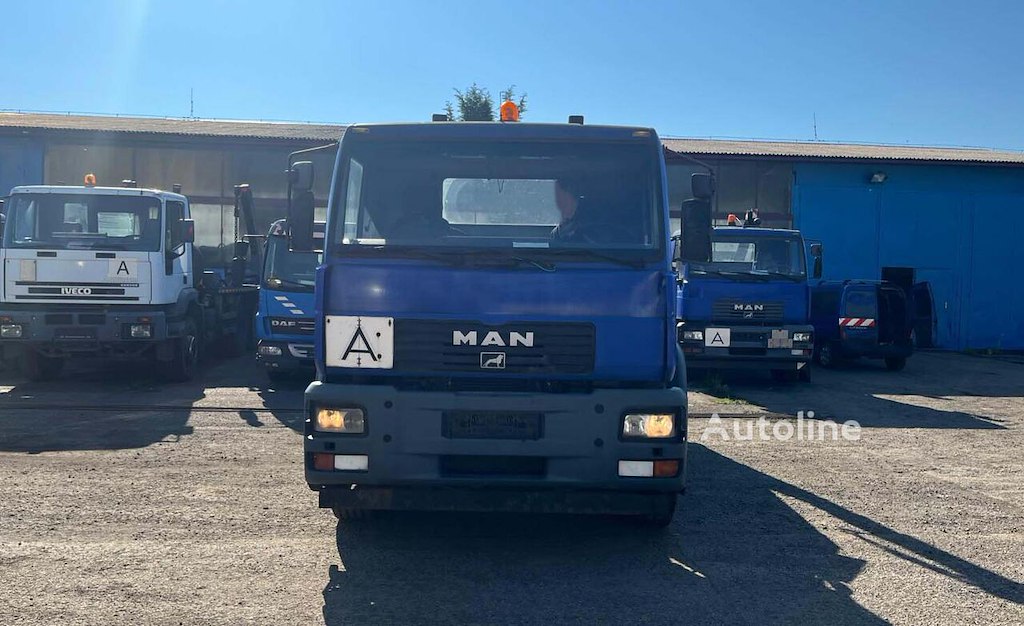 MAN LE 18.220 kamion autopodizač kontejnera