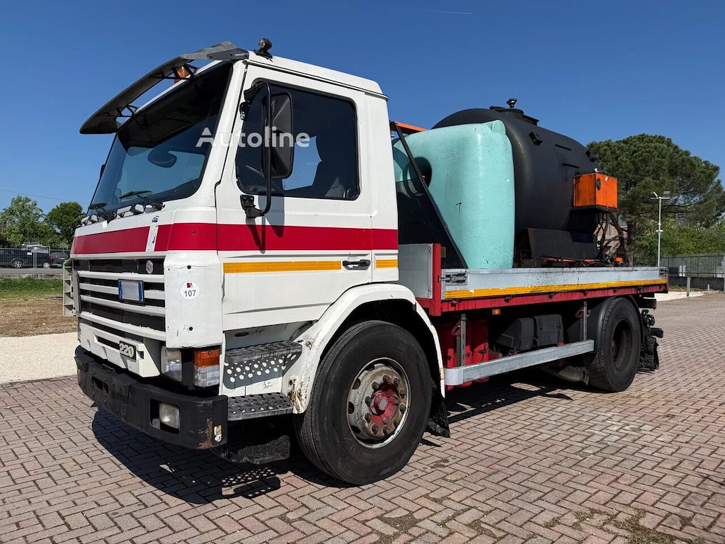 Scania P 93.220 Bitumen-Tank mit Asfaltstreuer kamion za prevoz bitumena