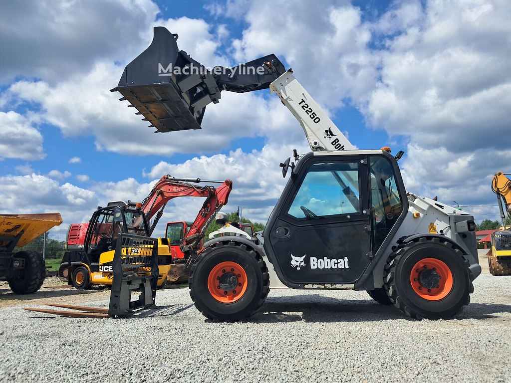 Bobcat T2250 teleskopski utovarivač