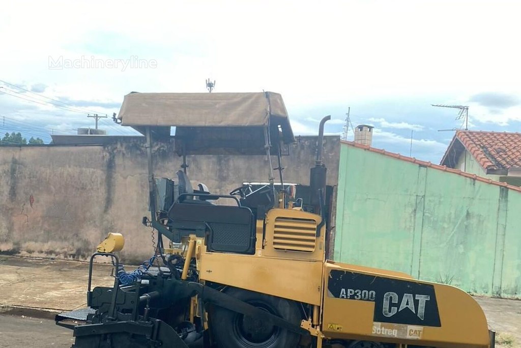 Novi Caterpillar AP300 asfaltni finišer točkaš