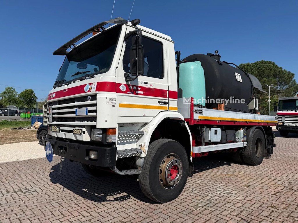 Scania P 93.220 Bitumen-Tank mit Asfaltstreuer prskalica bitu-emulzije