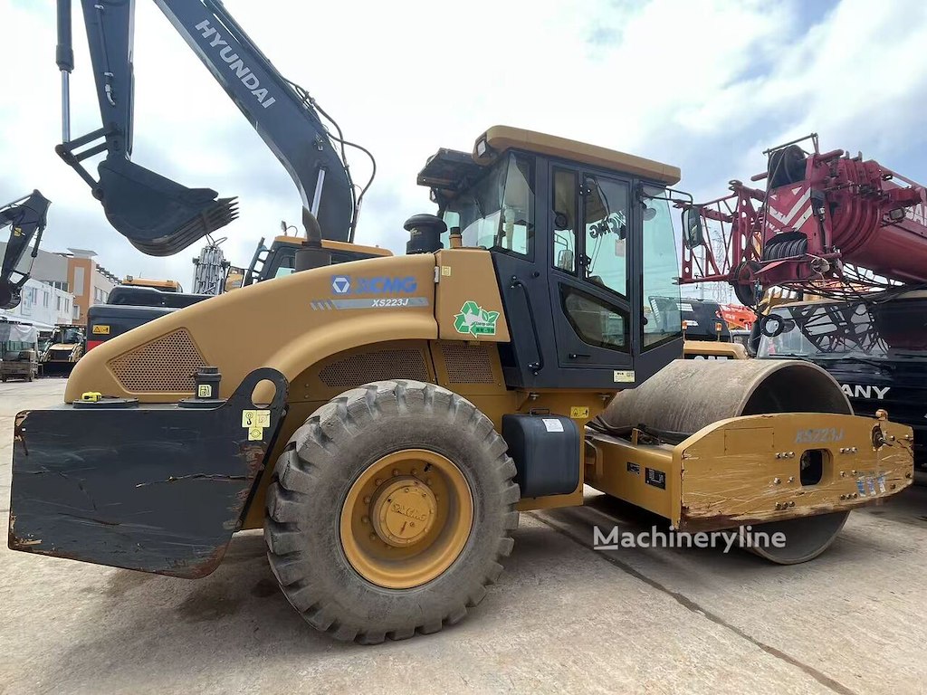 XCMG XS223J kompaktor s jednim valjkom