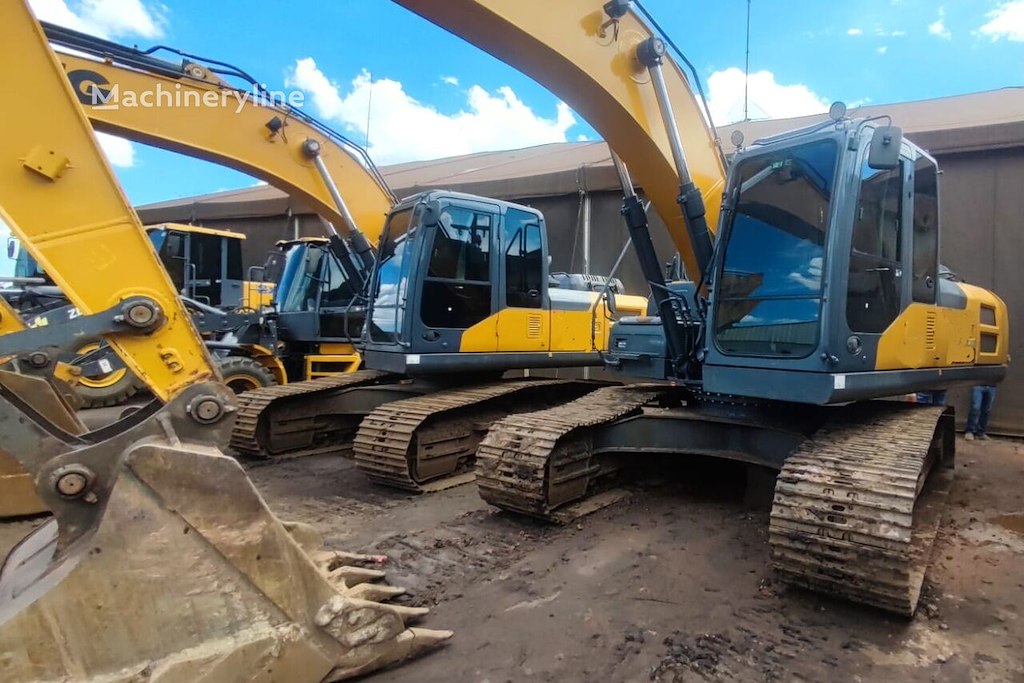 Novi XCMG XE225BR bager guseničar