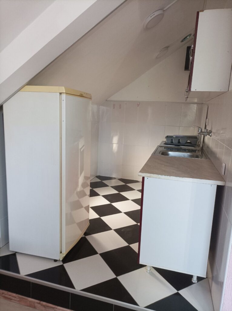 Namešten stan u kući, 50m2, na prvom spratu, zaseban ulaz
