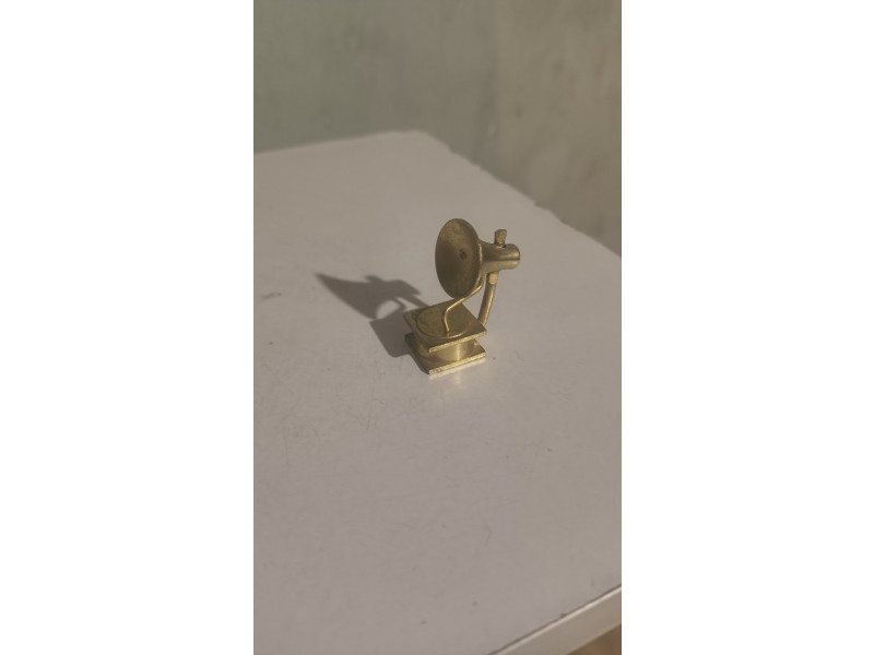 MINIJATURA MESING STARI GRAMOFON
