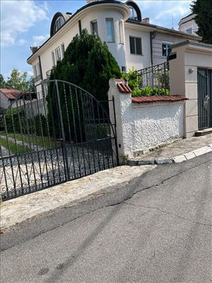 Reprezentativna kuća u elitnom delu Dedinja