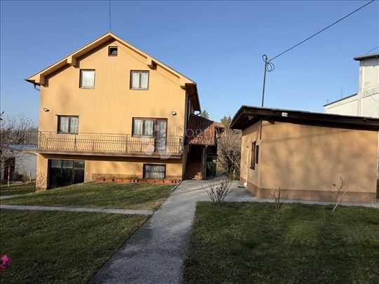 Ripanj, plac od 10.4 ari i kuća od 340 m2