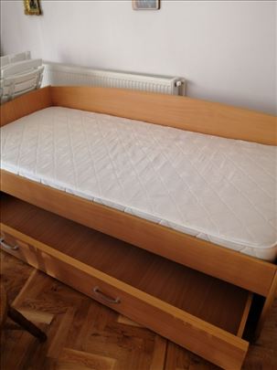 Očuvan krevet sa dušekom i fiokom za posteljinu