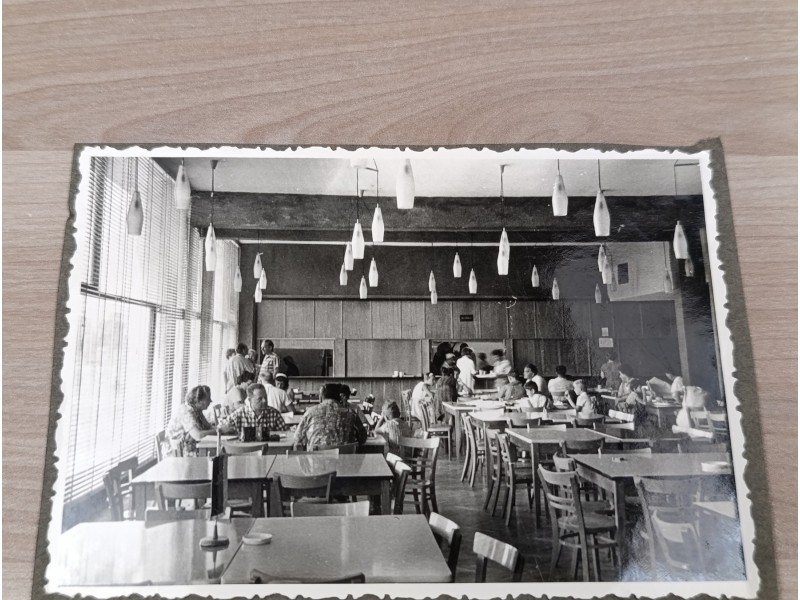 Vintage fotografija društvo na ručku
