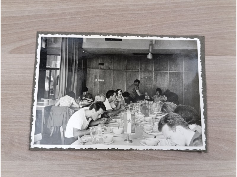 Vintage fotografija društvo na ručku