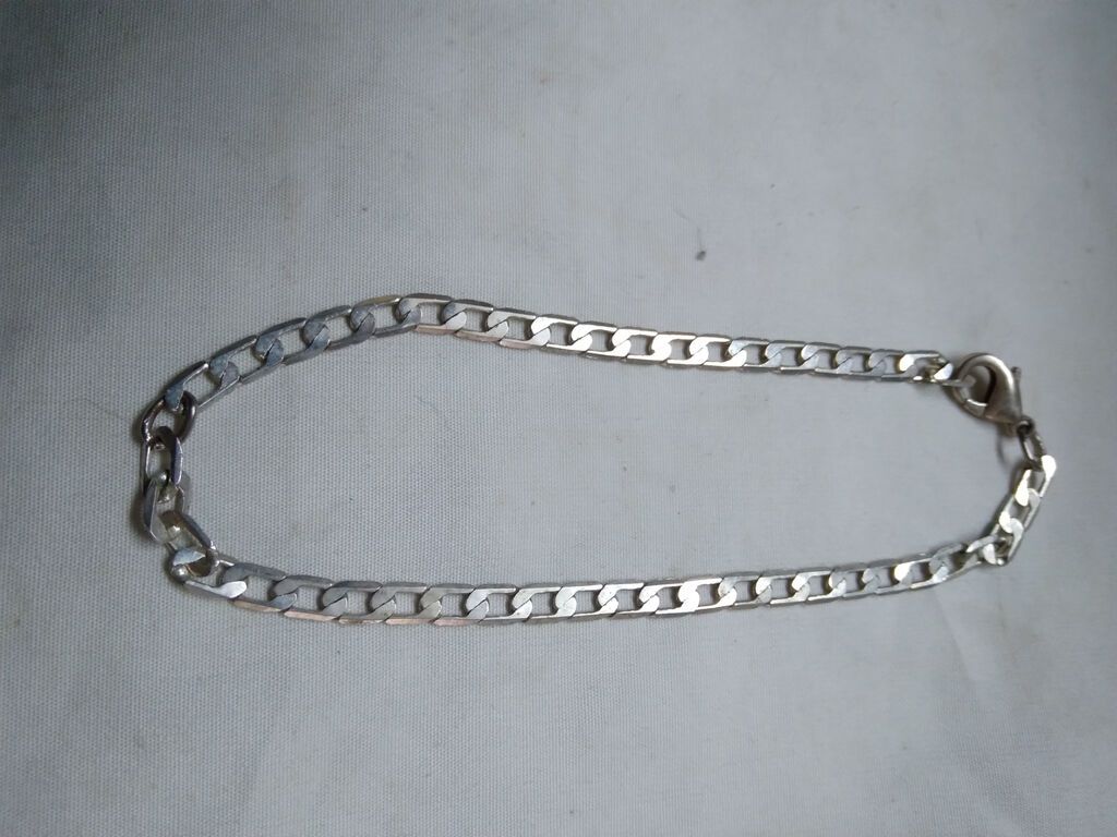 Narukvica metalna polovna obim 25 cm. 1 alka nije original