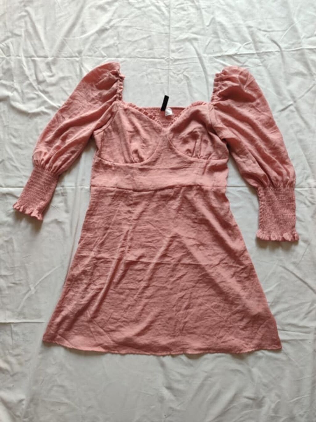 Roze mini haljina s puf rukavima. - Boja: puder roze. - Kroj: mini