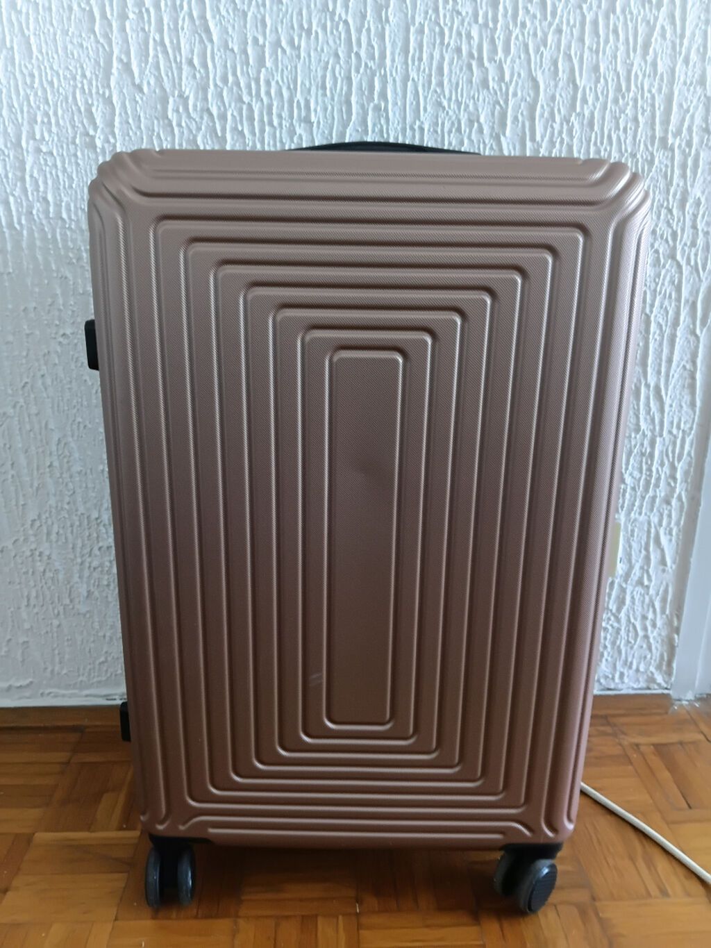 Na prodaju kofer u odlicnom stanju. Spoljni materijal - plastika