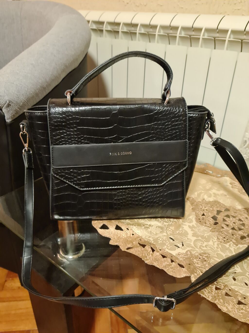 Ženska torba Pink & Cosmo – crna, krokodil tekstura - Materijal