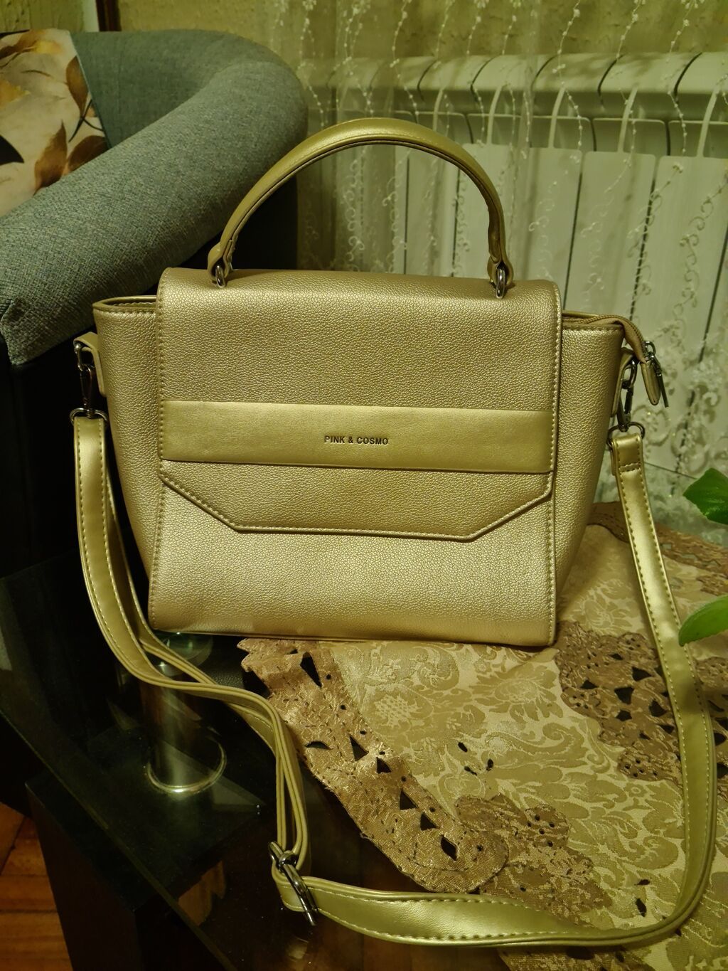 Elegantna ženska torba Pink & Cosmo u zlatnoj boji. - Materijal