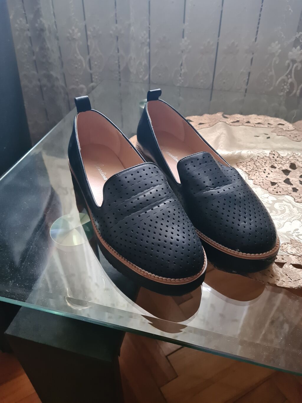 Ženske mokasine – crne, perforirane - Model: slip-on mokasine sa