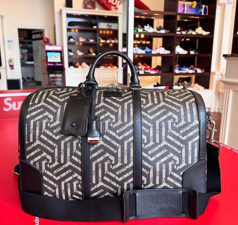 Prodajem Gucci putnu torbu od kvalitetne kože, dimenzija 46 cm dužina