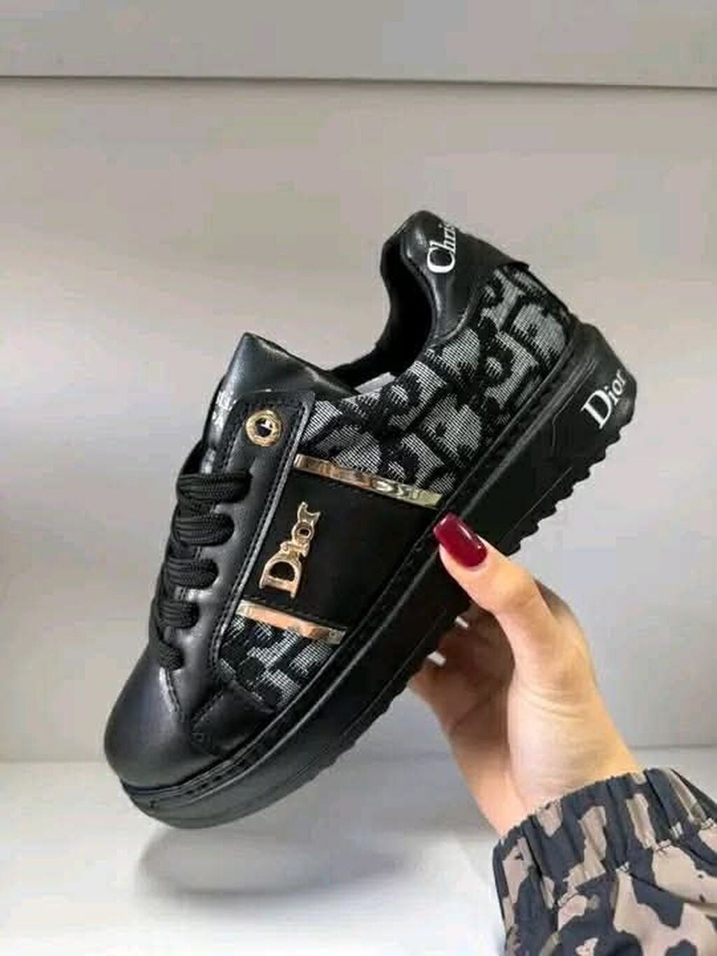 Dior crne modne patike sa monogramskim dezenom i metalnim detaljima. -