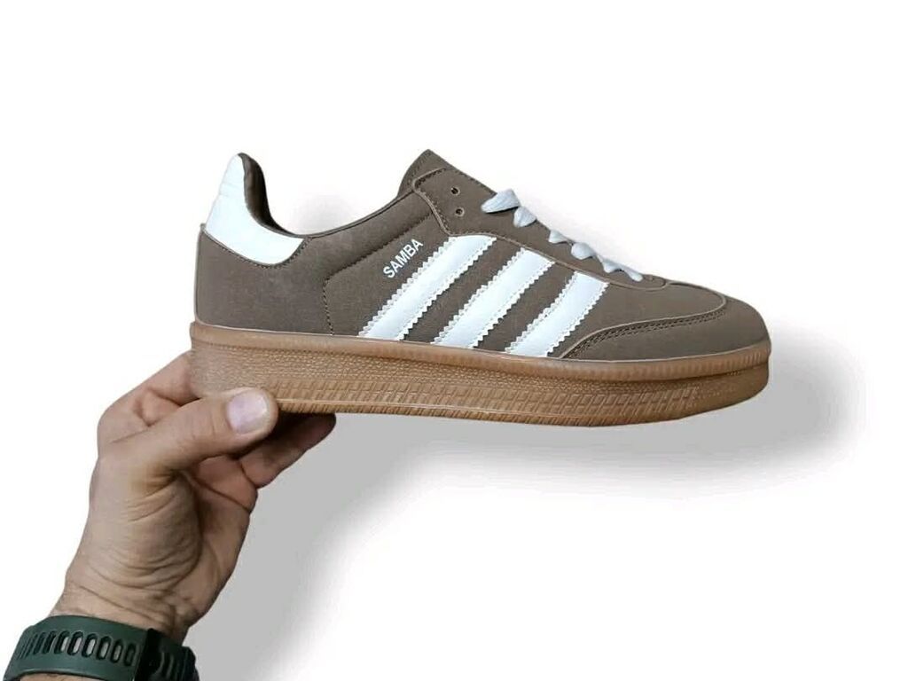 Adidas Samba patike – smeđi gornjište, bele tri pruge i natpis “SAMBA”