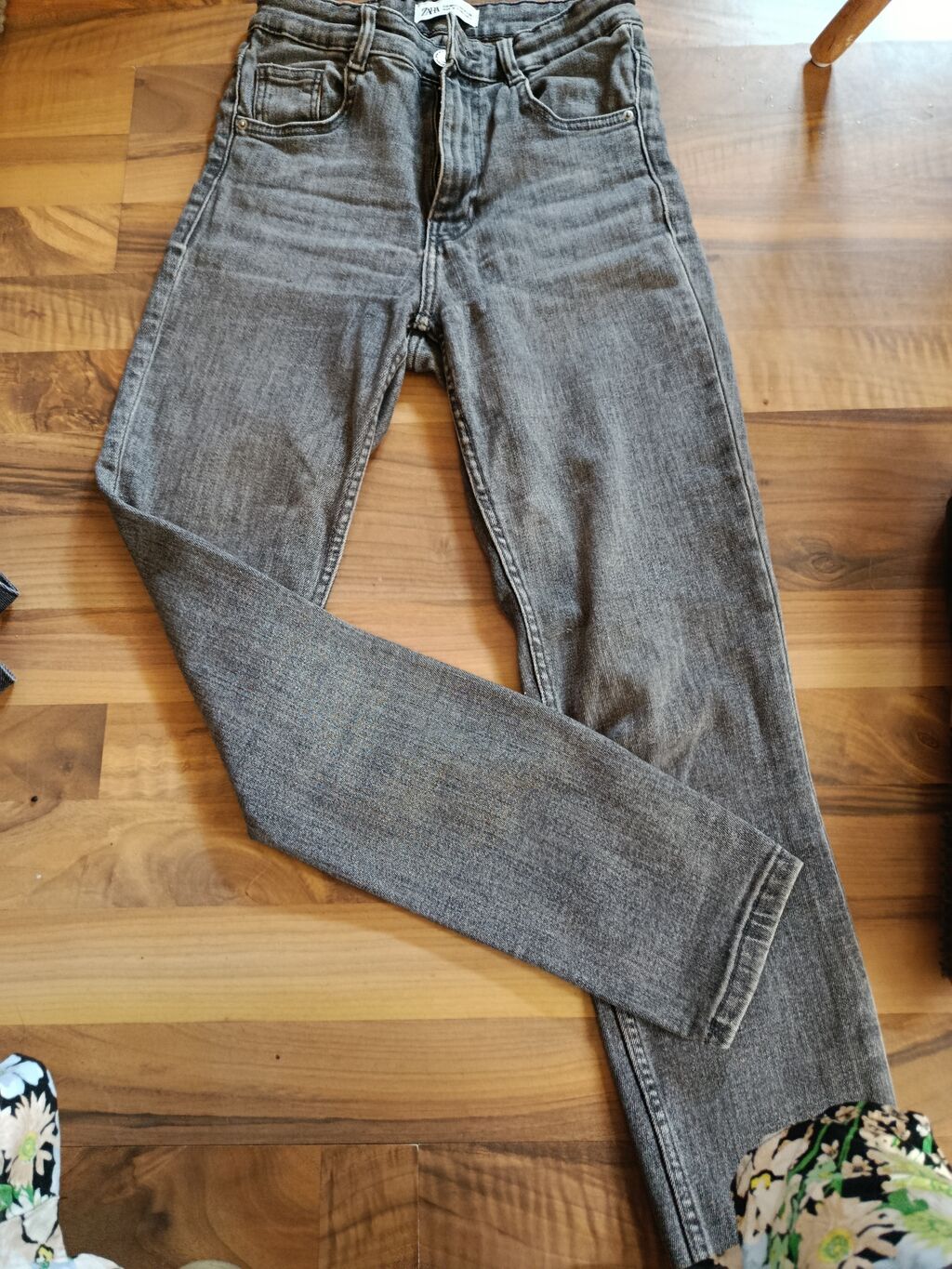 ZARA ženske farmerke – siva/uglasta isprana nijansa - Model: uske