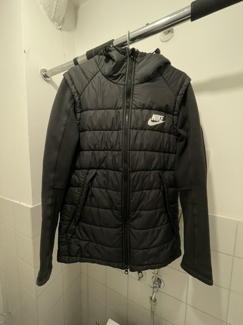 Nike muška jakna sa kapuljačom – crna - Model: lagano postavljena