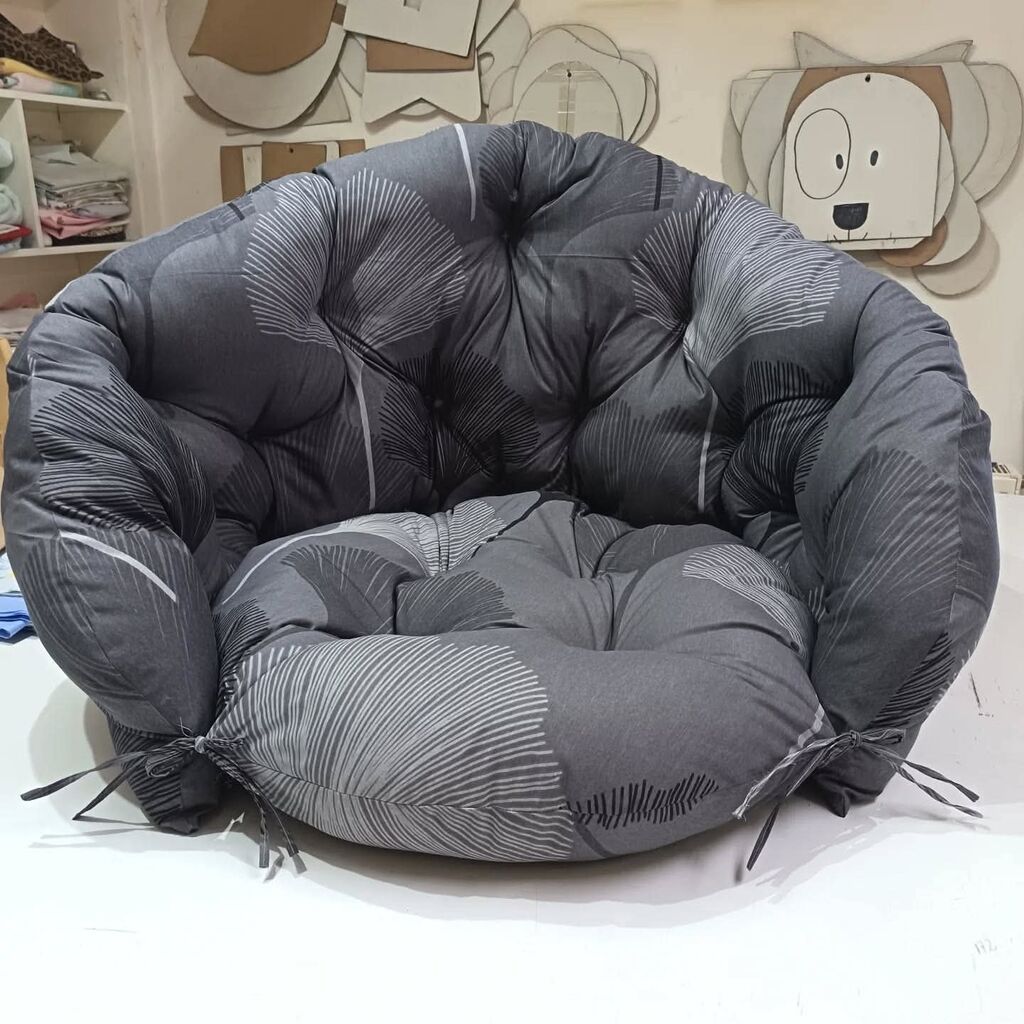 Mekana, duboka fotelja-jastuk (papasan/pet bowl stil) sa visokim