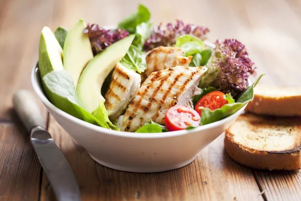 Pileća proteinska salata sa avokadom - Sveže grilovana pileća prsa