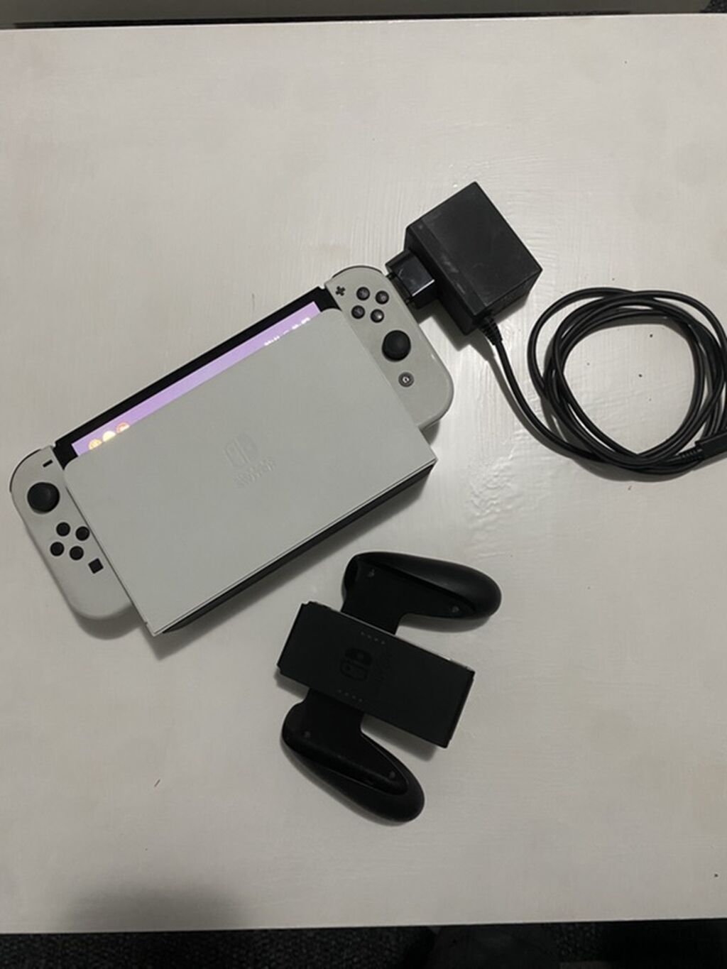Nintendo Switch OLED (belo-crni Joy‑Con) - Model: Nintendo Switch