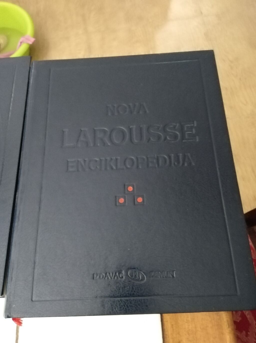 Nova Larousse enciklopedija – više svezaka na srpskom jeziku. Luksuzna