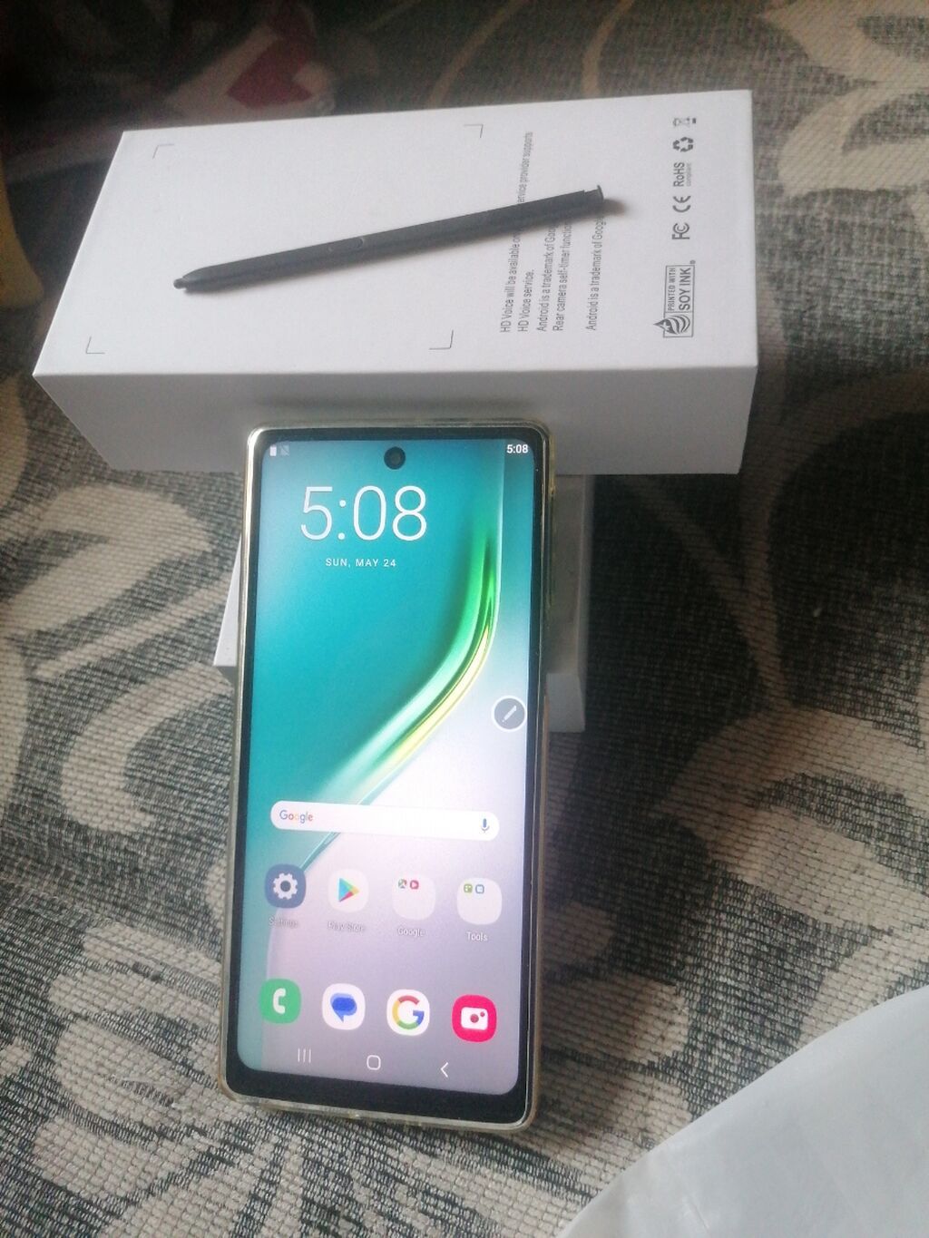 Samsung S26 Ultra - Ekran: veliki AMOLED sa rupicom za prednju kameru