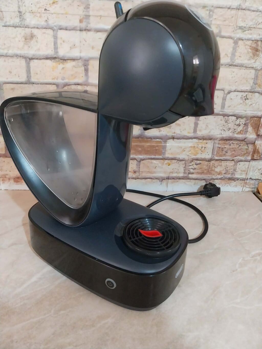 Aparat za DOLCE GUSTO kapsule je u odlicnom stanju sa veoma sitnim