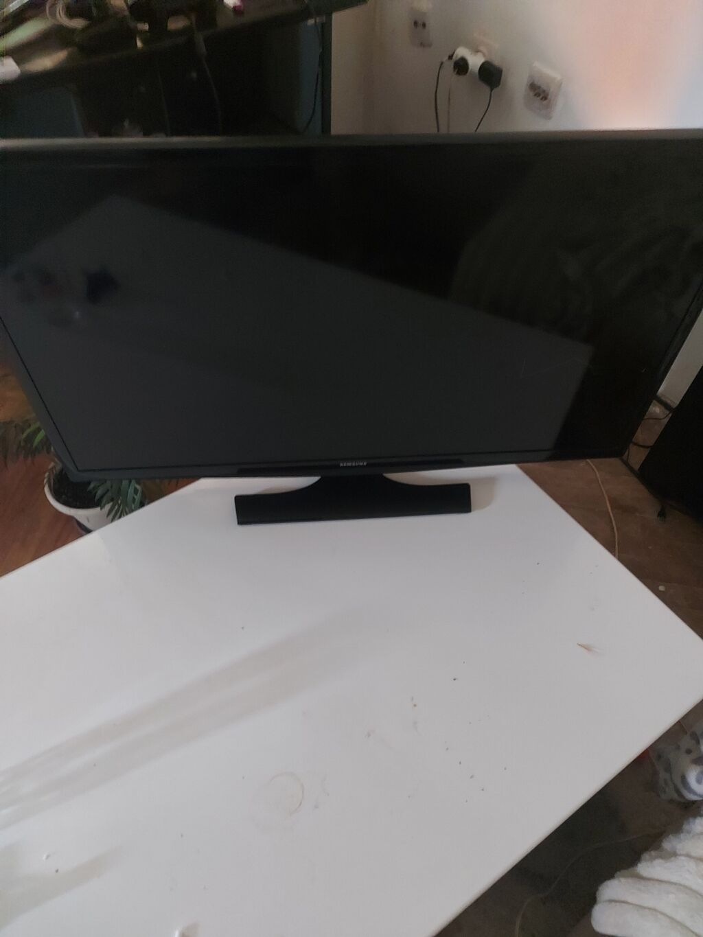 Samsung LED televizor, dijagonala približno 32–40 inča (procena po