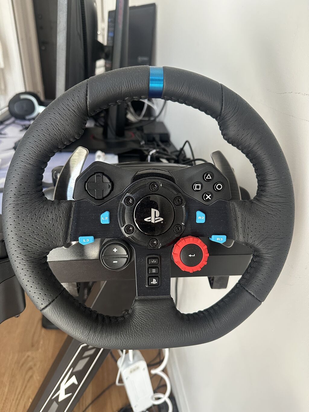 Prodajem Logitech G29 volan set, korišćen samo jednom. Set je u