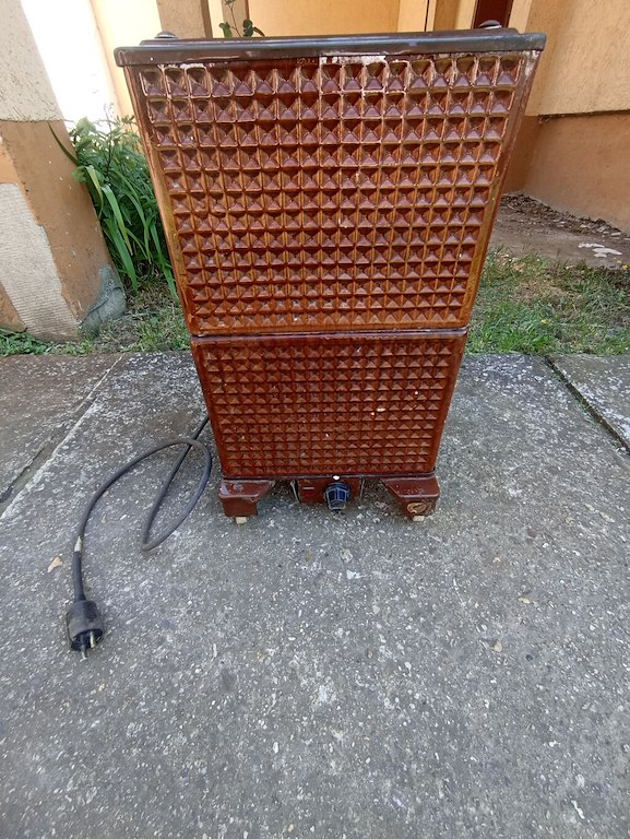 Šamotna pećnica 2 Kw, dimenzije 53 cm x 30 cm x 20 cm, cena 2500