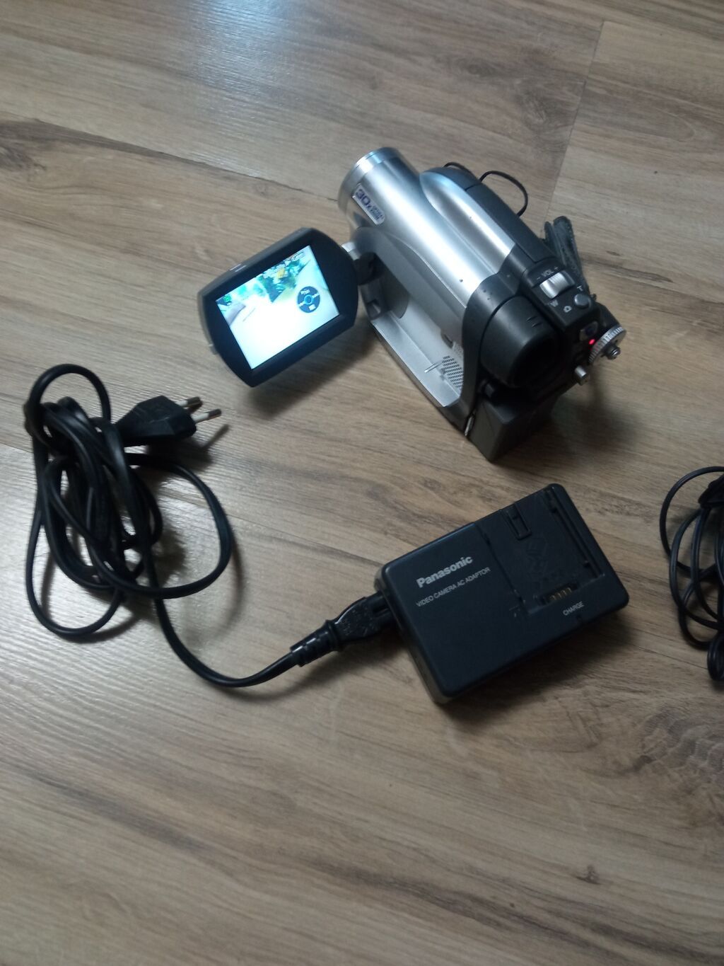 Panasonic digitalna video kamera sa dodatnom opremom. Karakteristike