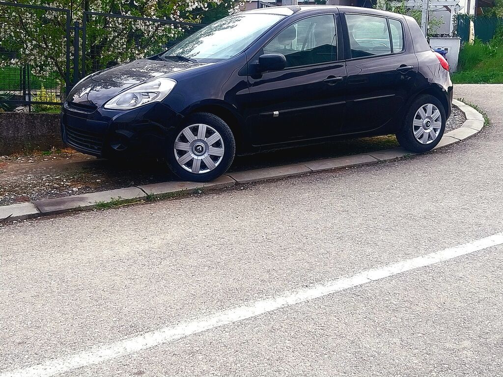 Na prodaju Clio 1.2 16v 55kw 75ks auto je u odlicnom stanju, tek