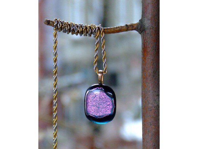 PRIVEZAK Dichroic Staklo - ROZE ZAPIS NA CRNOM