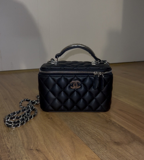 chanel vanity torbica