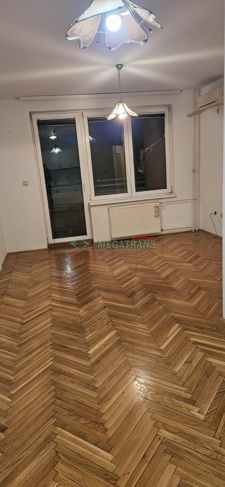 1.5-soban poluN (kuhinja) 47 m2, centar, Žirni trg 2.sprat – lift ID#1908
350 €