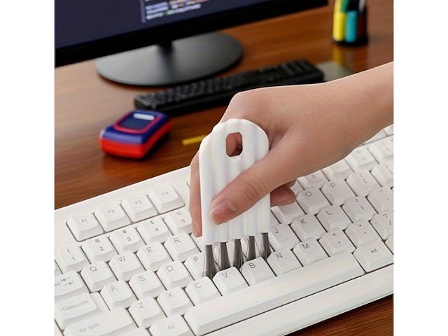 Mala četkica za čišćenje tastature – praktična