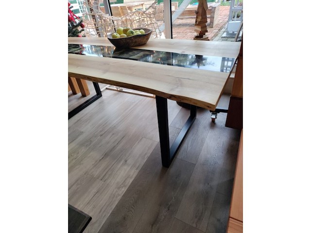 Epoxy sto 90×203 orah/ live edge exponat