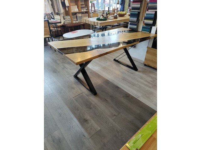 Epoxy sto hrast/crni metalik  90×181 exponat