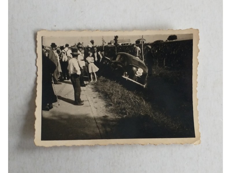 foto AUTO UDES NEGDE NA PUTU Kraljevina