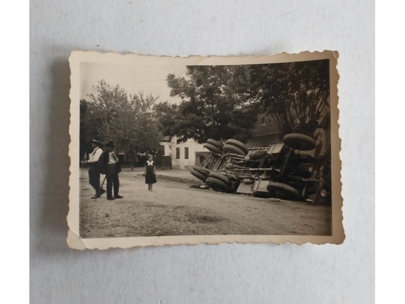 foto AUTO UDES NEGDE NA PUTU Kraljevina 3