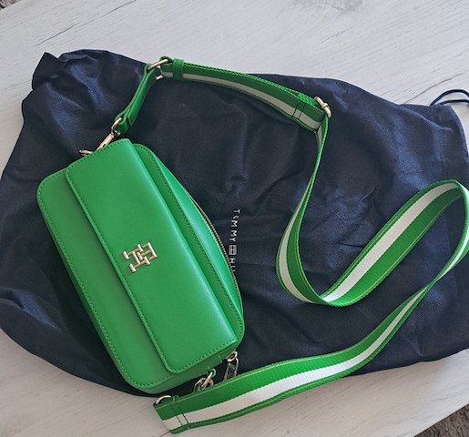 Skroz nova Tommy hilfiger torbica %7000din