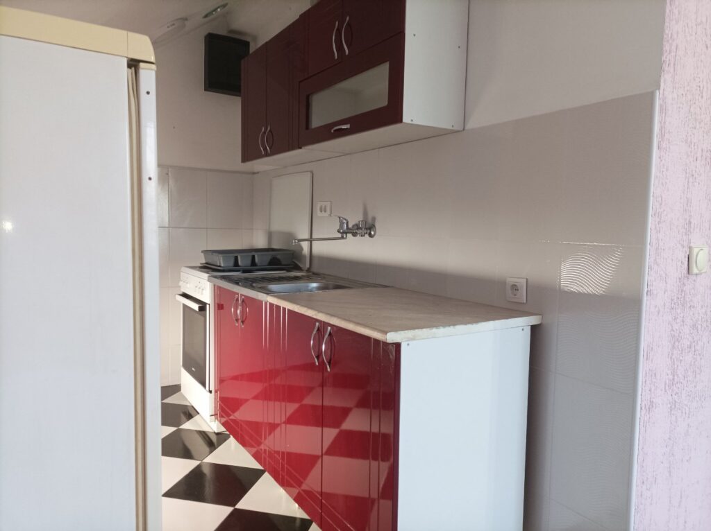 Namešten stan u kući, 50m2, na prvom spratu, zaseban ulaz