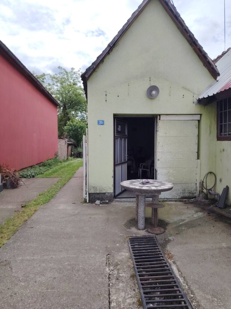 Kuća sa lokalom, blizina centra Šida